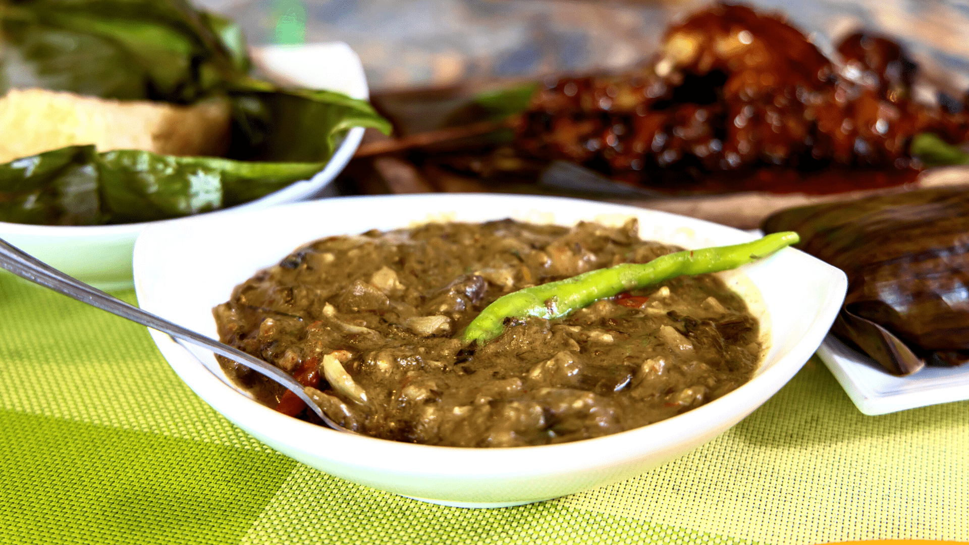 Laing recipe: Filipino dish with taro leaves in coconut milk